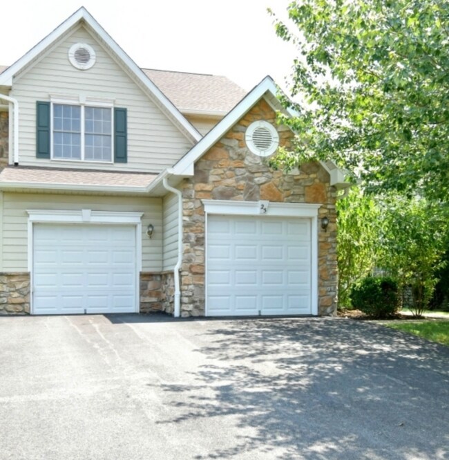 Hamilton Crest Condominiums Apartments for Rent with a Swimming Pool ...