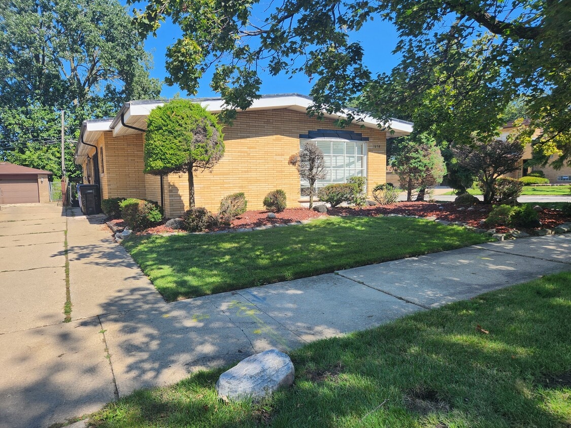 1654 E 92nd St, Chicago, IL 60617 - House Rental in Chicago, IL ...