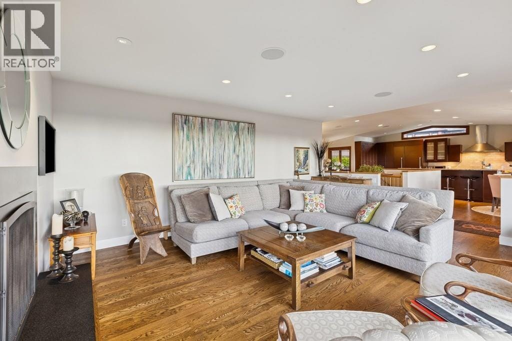 124 Carisbrooke Crescent, North Vancouver, BC V7N 2S1 - Maison à Louer ...