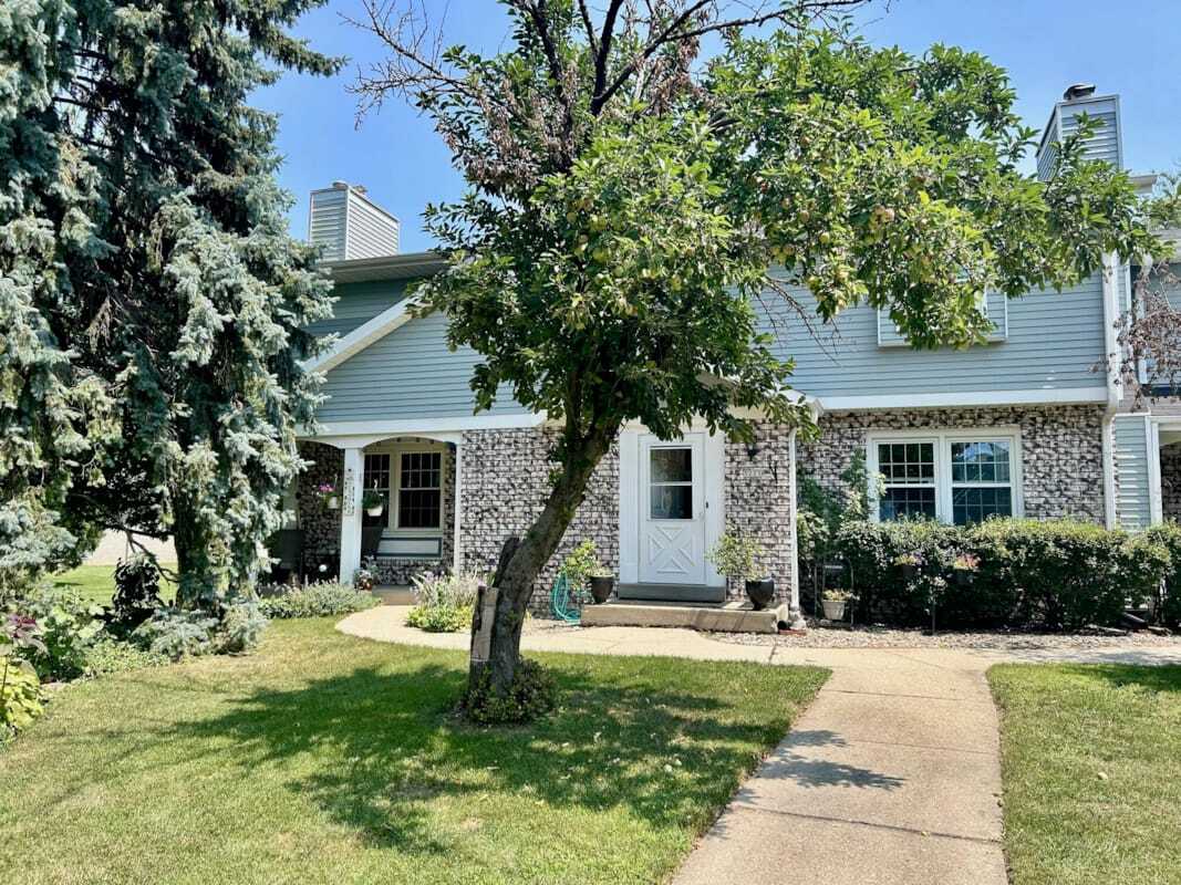 5221 W Loomis Rd, Greendale, WI 53129 - Townhome Rentals in Greendale ...