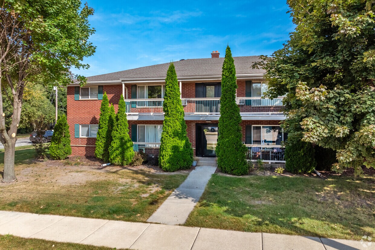 Evergreen Terrace Apartments - 744 Evergreen Dr Hartford, WI 53027 ...