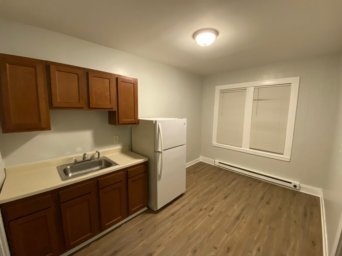 134 Hill St Unit 8, Waterbury, CT 06704 - Room for Rent in Waterbury ...