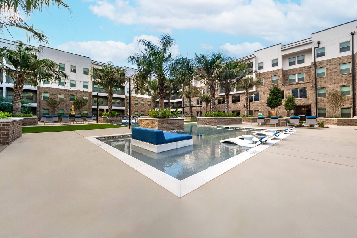 Hawthorne at Fairmont - 8901 W Fairmont Pky La Porte, TX 77571 ...
