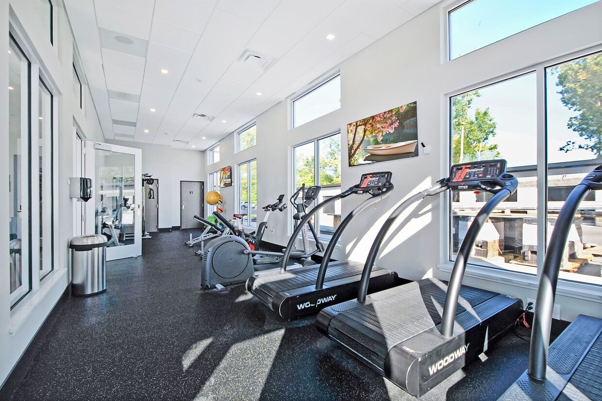 The Phoenix at Troy Crossing Apartments - 2151 E Big Beaver Rd Troy, MI ...