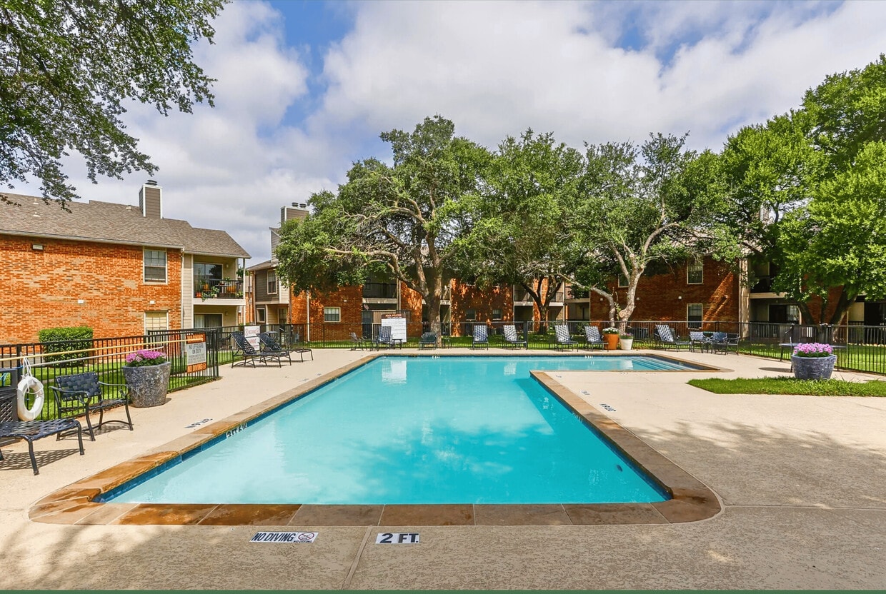 Creekside Village Apartments Plano