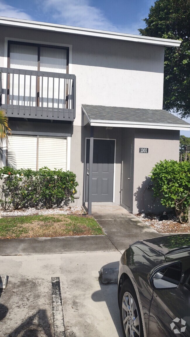 Cresthaven Townhomes Apartments for Rent with Extra Storage - West Palm ...
