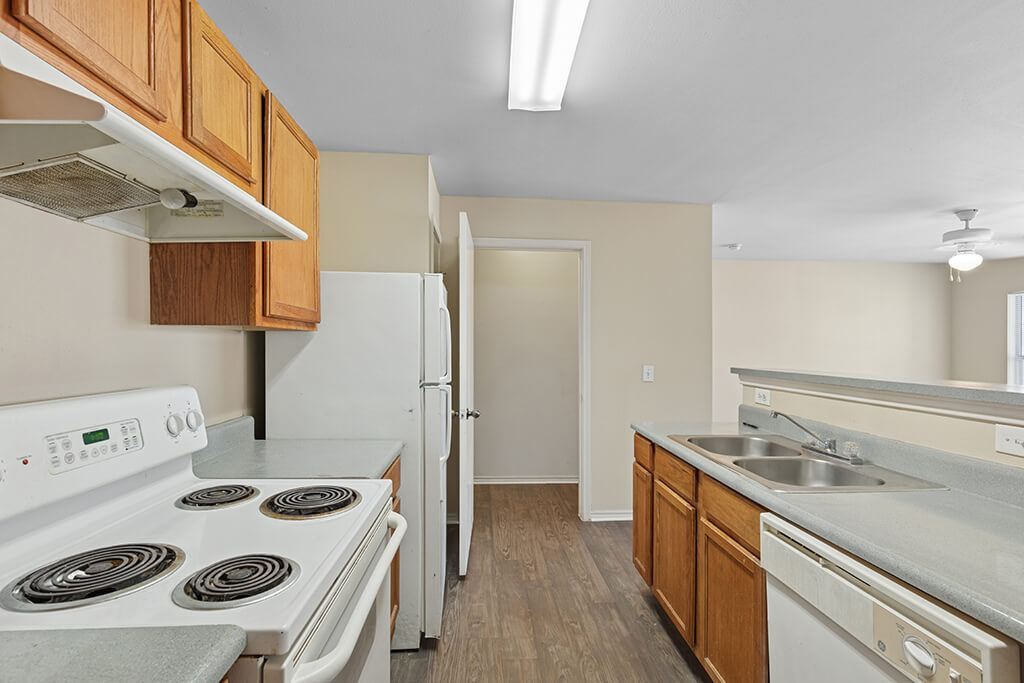 Ironwood Crossing Apartments & Townhomes - 2600 Western Center Blvd ...