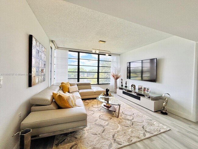 Pine Island Ridge Apartments for Rent with a Walk-In Closet - Davie, FL ...