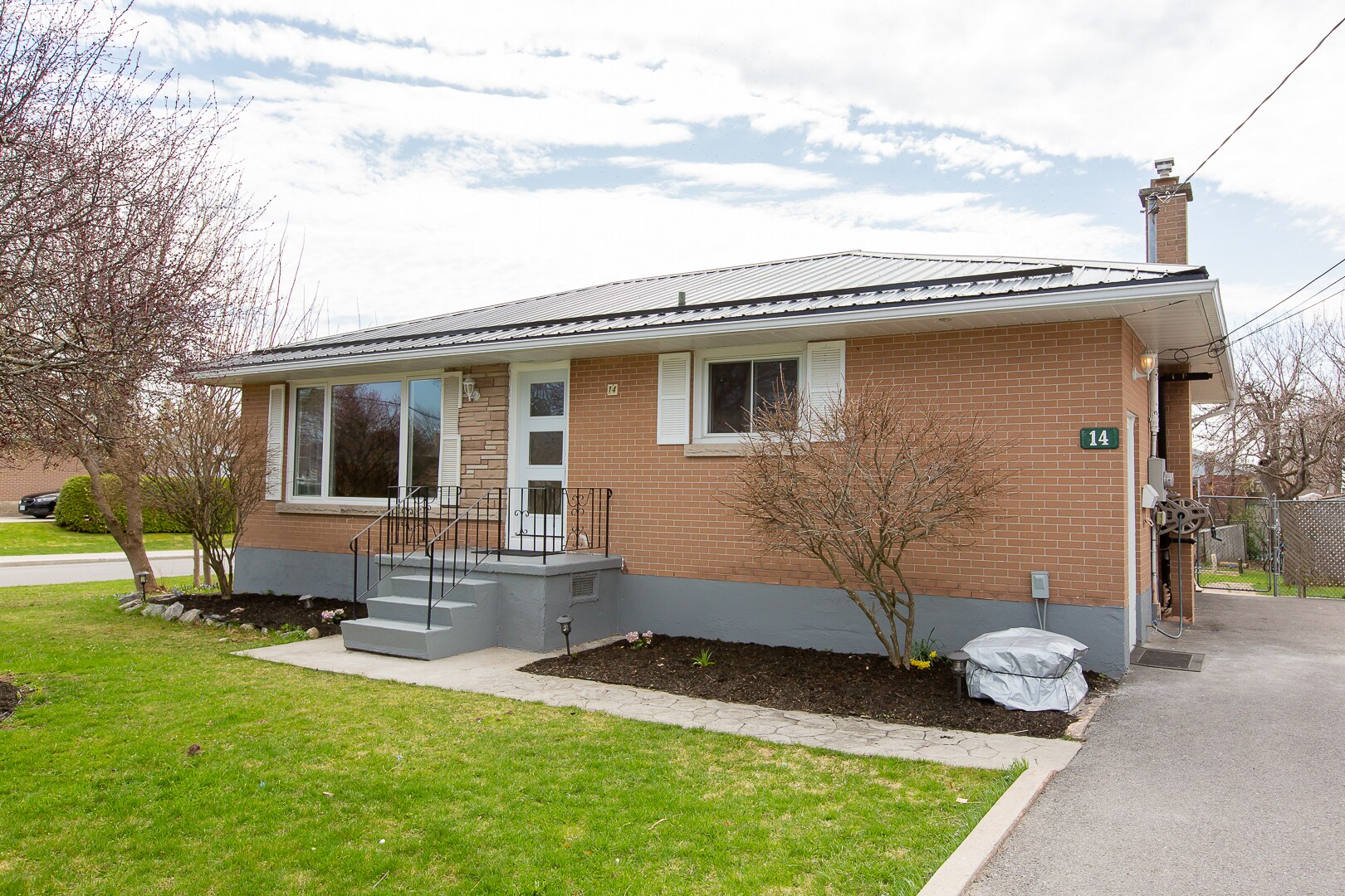 14 Hyland Crt, Amherstview, ON K7N 1G9 - House for Rent in Amherstview ...