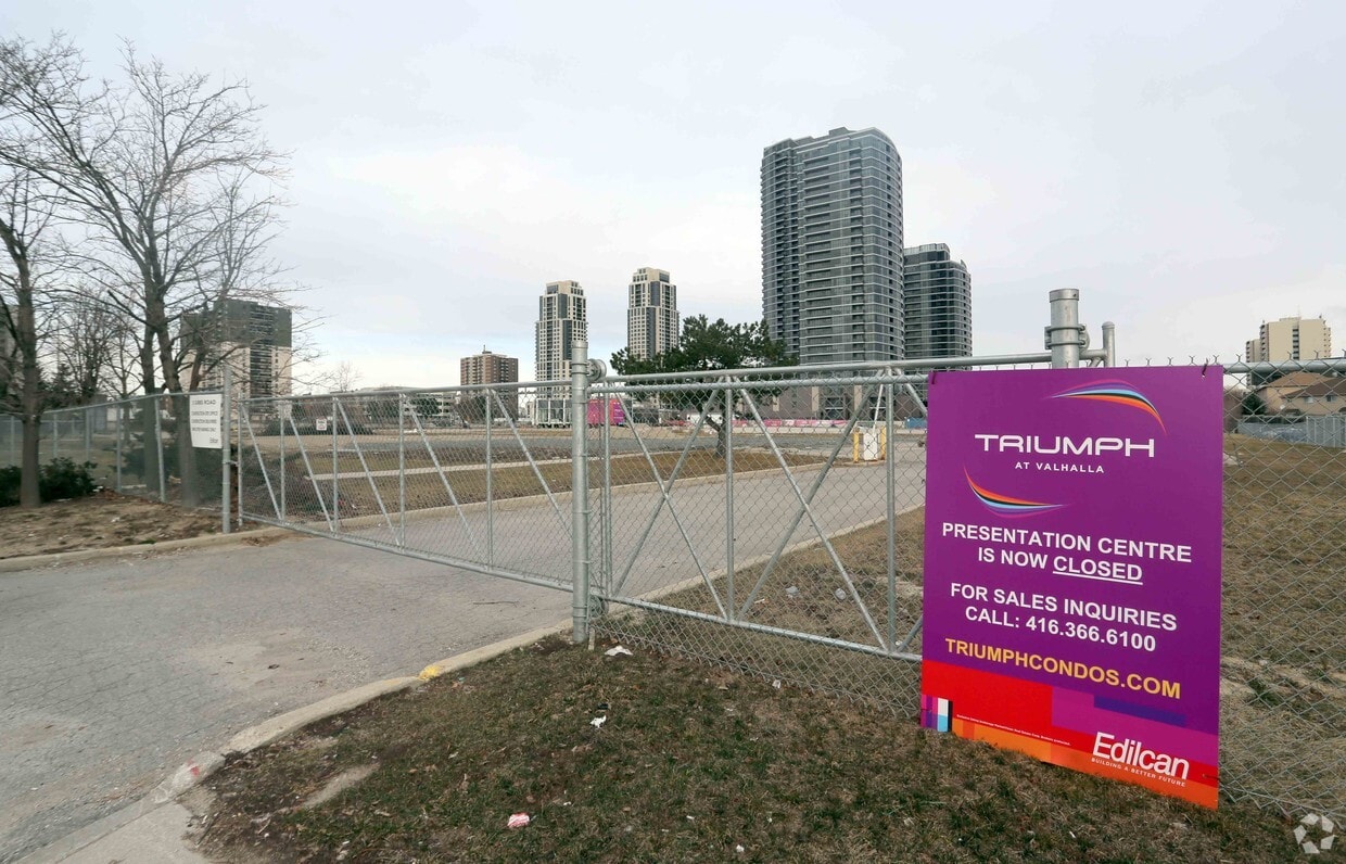 Valhalla Town Square Apartments - 1 Valhalla Inn Rd Toronto, ON ...