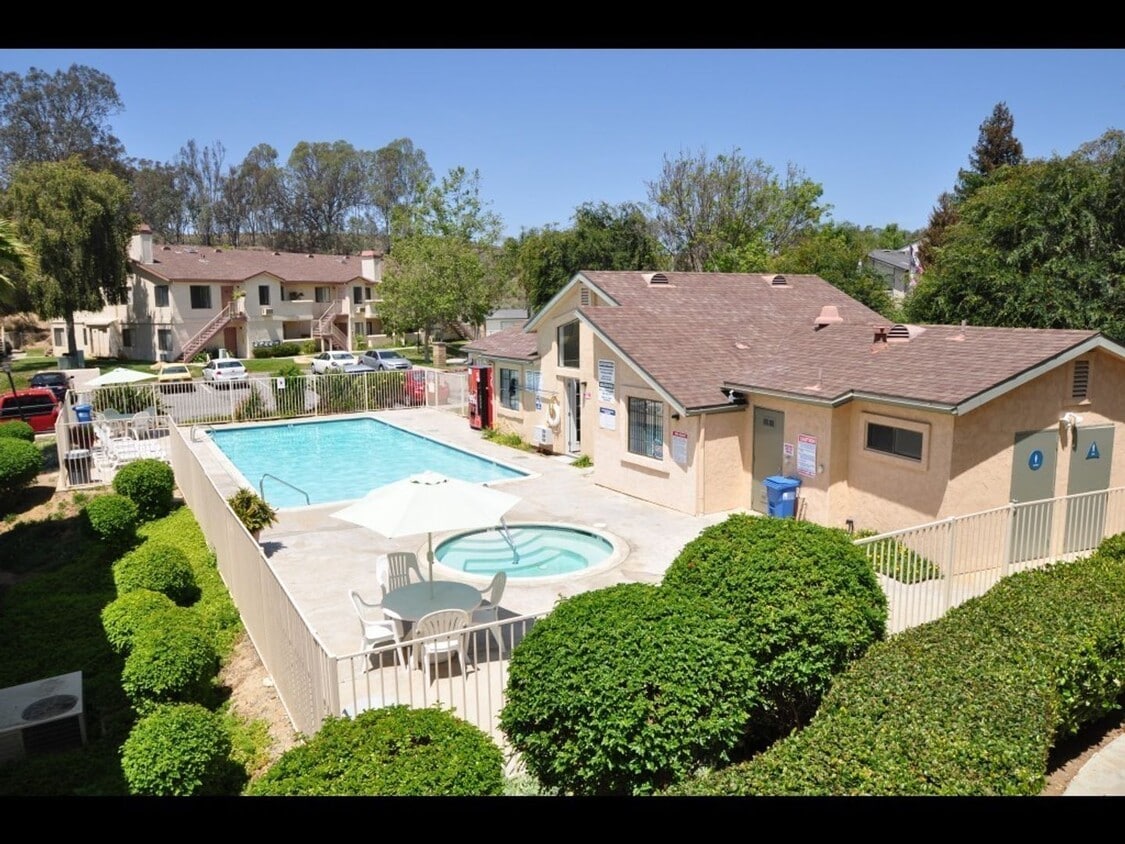 Fallbrook Hills Apartments - 744 W Fallbrook St Fallbrook, CA 92028 ...