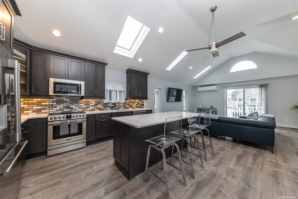680 W Beech St Unit A, Long Beach, NY 11561 - Room for Rent in Long ...