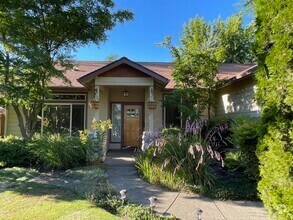 Splendor View Apartments for Rent with Hardwood Floors - Medford, OR ...