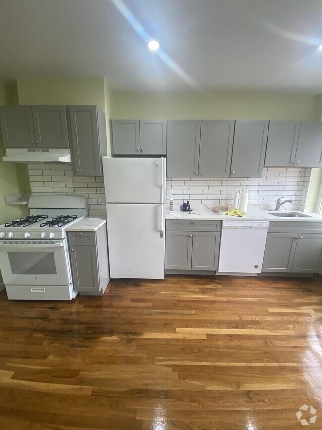 Spring Hill Apartments for Rent with a Living Room - Somerville, MA - 2 ...