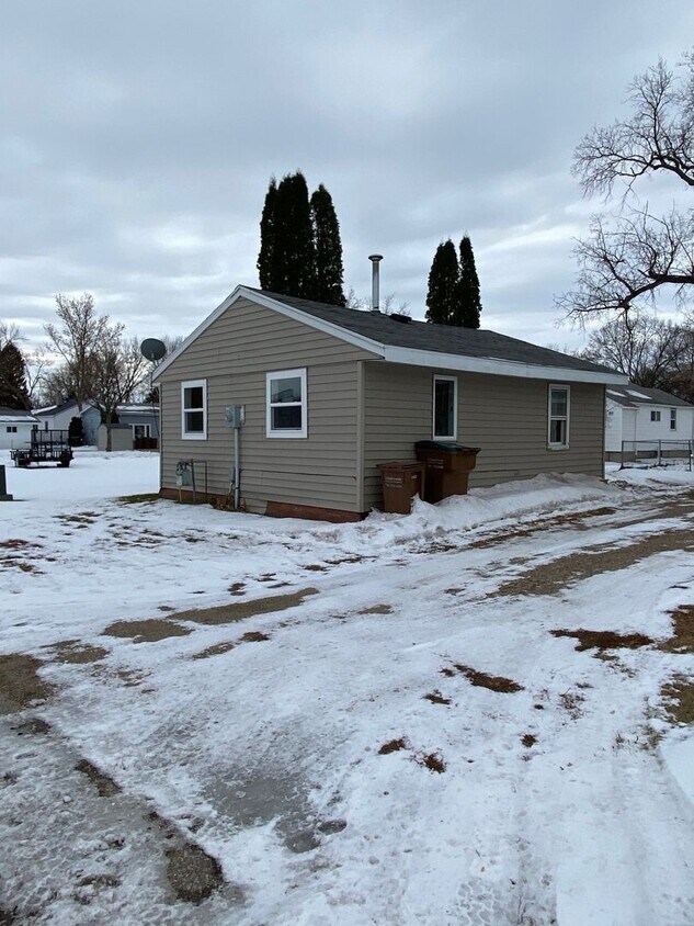 806 3rd Ave NE Unit 806 1/2, East Grand Forks, MN 56721 - Room for Rent ...