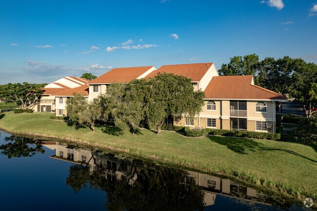 Pine Ridge North Apartments for Rent with a Walk-In Closet - Greenacres ...