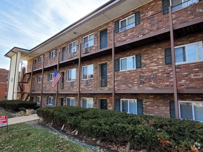 Maple Lawn Apartments for Rent with a Swimming Pool - Maplewood, MO ...