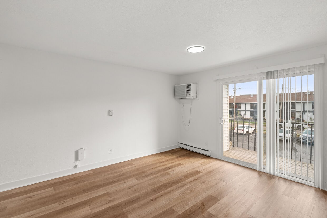 Crossroad Apartments - 3720 57th St Des Moines, IA 50310 | Apartments.com