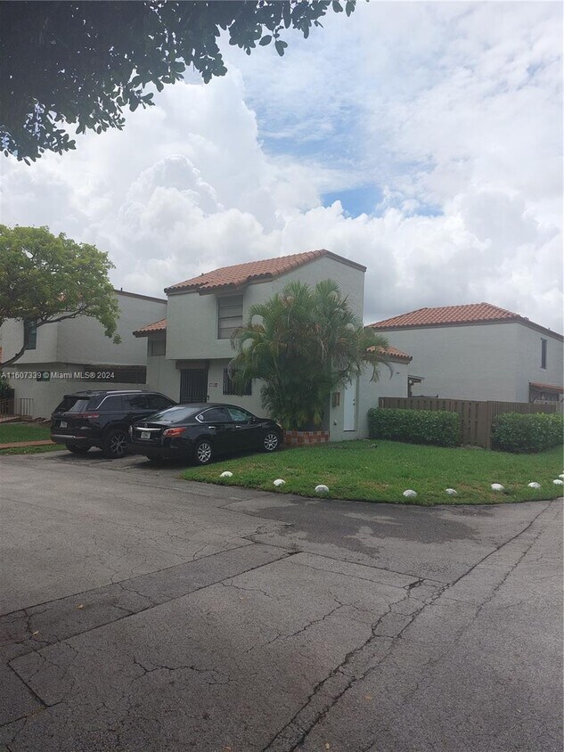 10327 NW 9th St Cir, Miami, FL 33172 - House Rental in Miami, FL ...