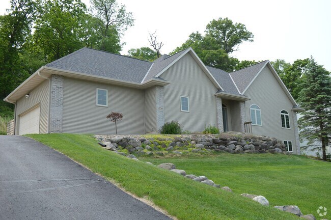 Stonebrook Estates Apartments for Rent with a Yard - Middleton, WI ...