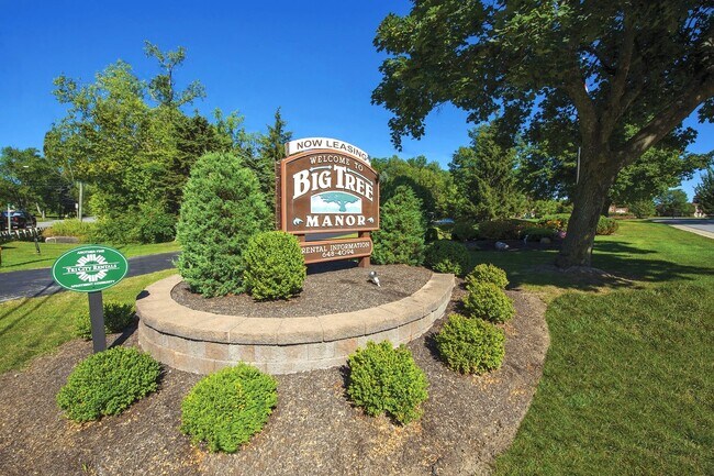 Big Tree Manor Rentals in Orchard Park at 50 Shadow Ln Orchard Park, NY ...