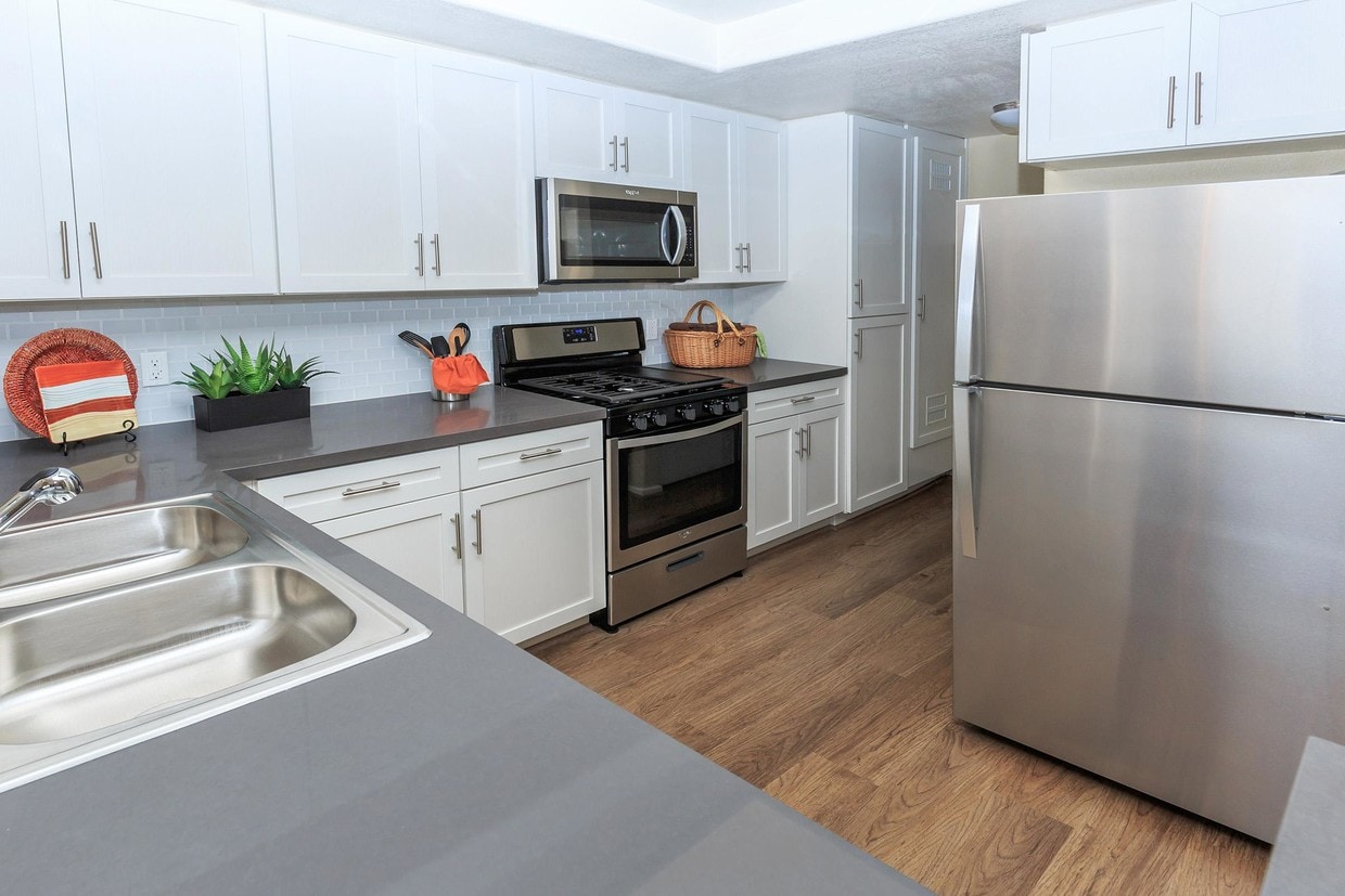 Summit at Warner Center Apartments - Woodland Hills, CA | Apartments.com