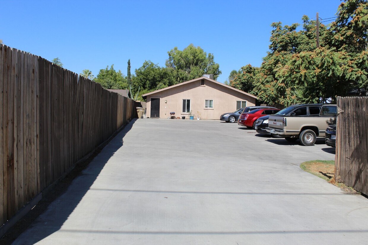 311 S Oildale Dr Unit S.Oildale 311 #C, Bakersfield, CA 93308 - Room ...