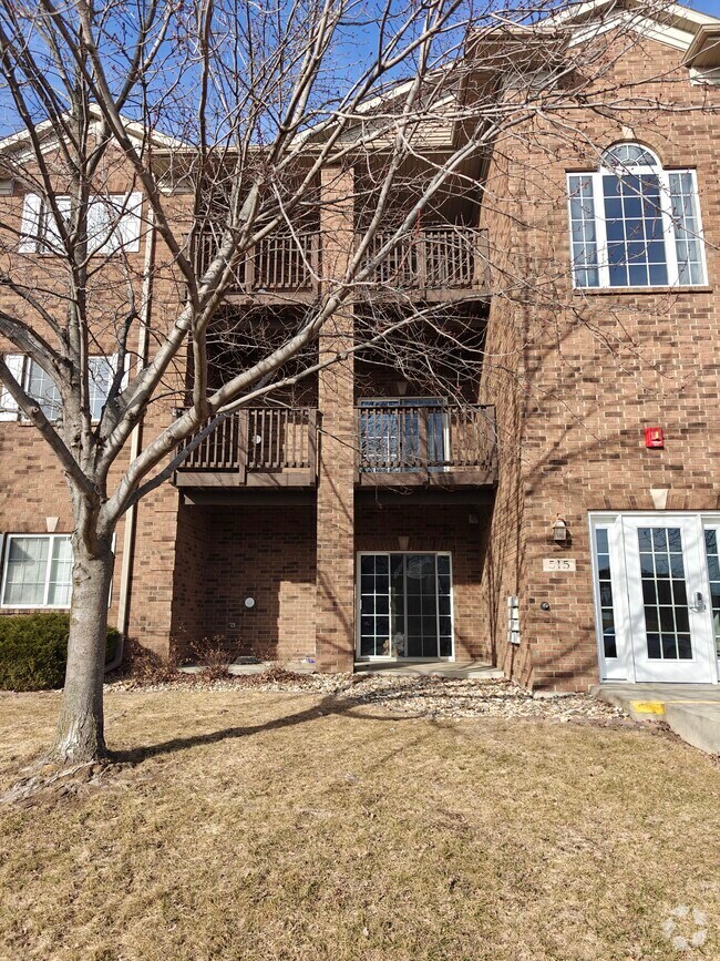 West Lake Seven Apartments for Rent with a Walk-In Closet - North ...