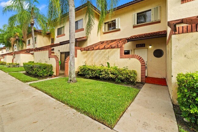 Springtree West Apartments for Rent with a Swimming Pool - Sunrise, FL ...