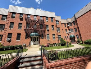 Van Cortlandt Park Gardens Apartments for Rent with a Swimming Pool ...