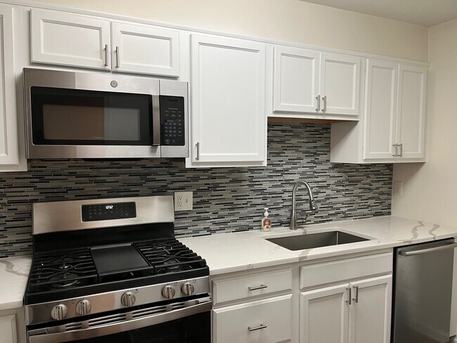 14126 Cardamom Dr, Lake Ridge, VA 22192 - Townhome Rentals in Lake ...