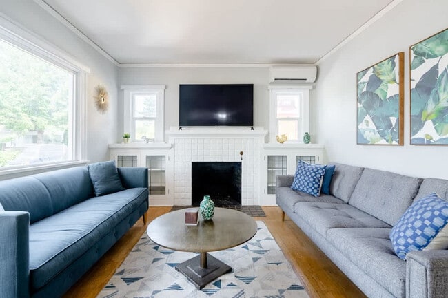 Foxchase Apartments for Rent with High Ceilings - Portland, OR ...