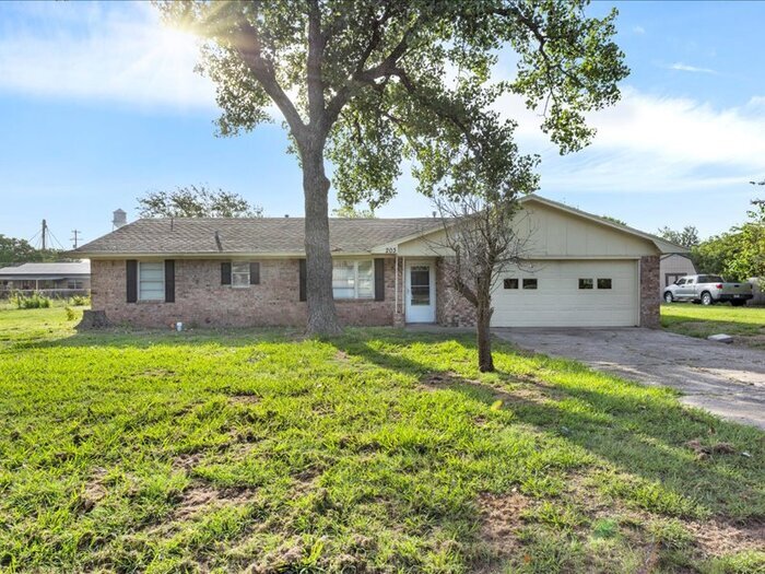 203 Thomas St, Tom Bean, TX 75090 - House Rental in Tom Bean, TX ...