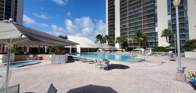 20379 W Country Club Dr Unit 135, Aventura, FL 33180 - Room for Rent in ...