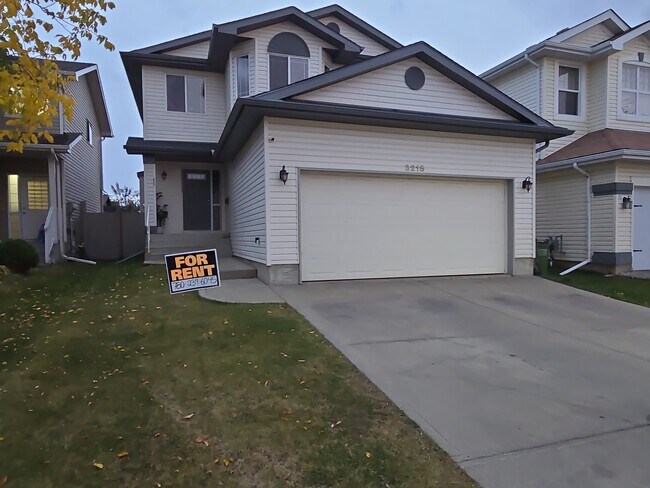 Silver Berry Edmonton 4 Bedroom Houses for Rent - Edmonton, AB - 1 ...