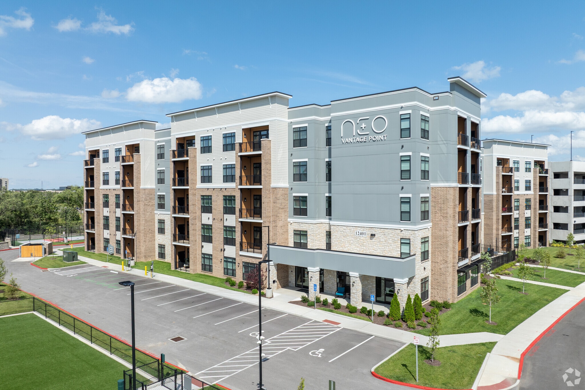Neo Vantage Point - 12401-12501 Boulder Springs Pky Saint Louis, MO ...