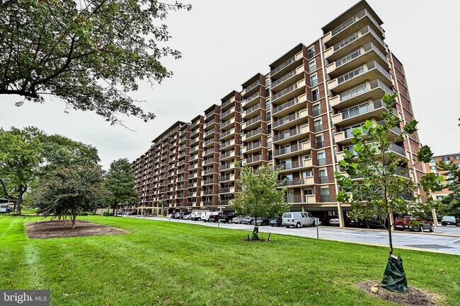 1300 Army Navy Dr Unit 425, Arlington, VA 22202 - Room for Rent in ...