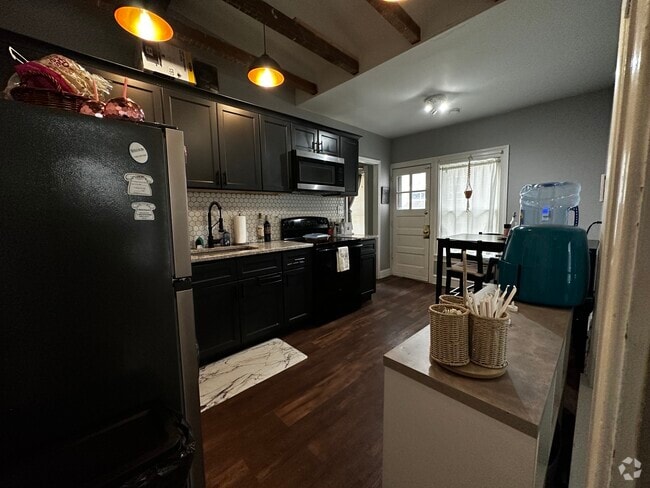 Delaware Avenue Historic District Apartments for Rent with a Living ...