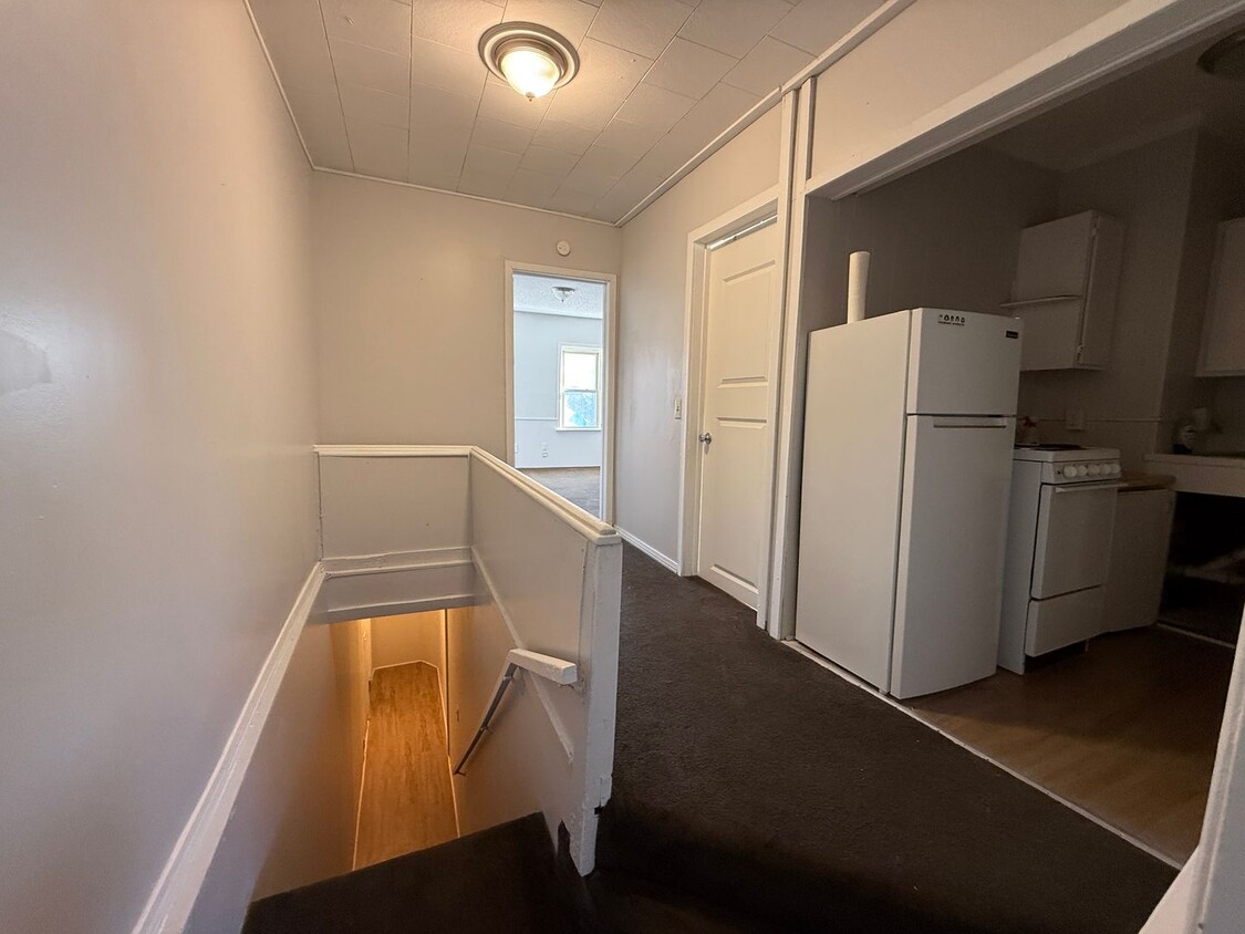 658 Cooper St Unit Apt #2 - Upper, Jackson, MI 49201 - Room for Rent in ...
