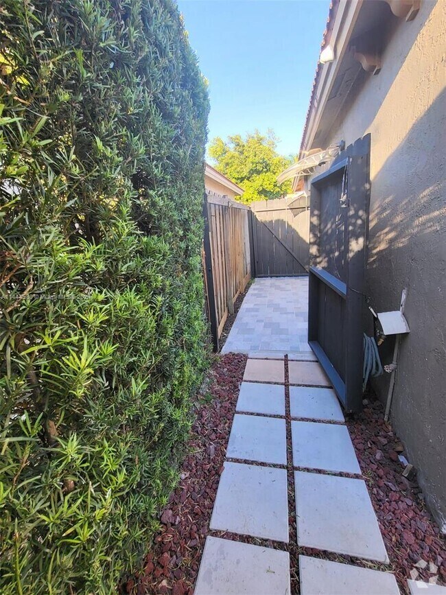 Garden Hills West Apartments for Rent with Extra Storage - Miami, FL ...