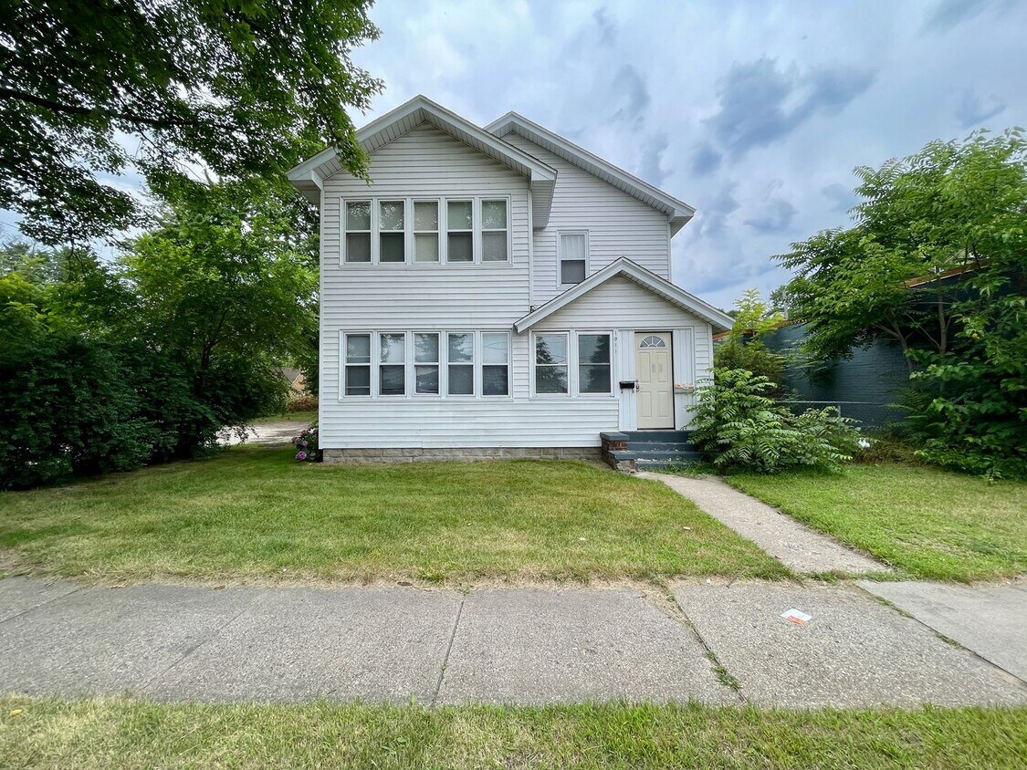 1911 Henry St Unit #1, Muskegon, MI 49441 - Room for Rent in Muskegon ...
