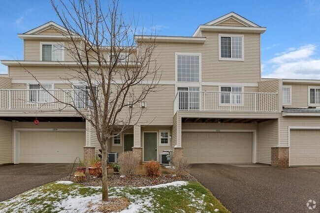 Fieldstone Lodges Apartments for Rent with a Swimming Pool - Maple ...