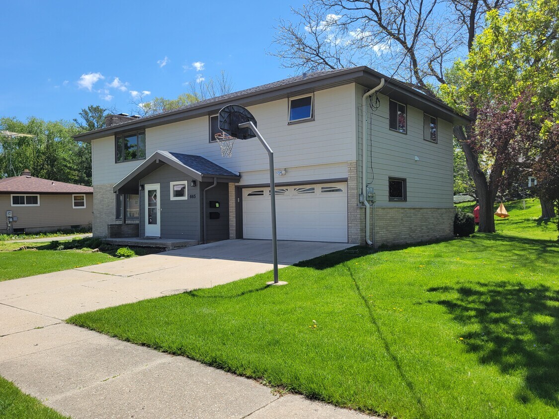 665 Armour Rd Unit Armour, Oconomowoc, WI 53066 - 665 Armour Rd ...