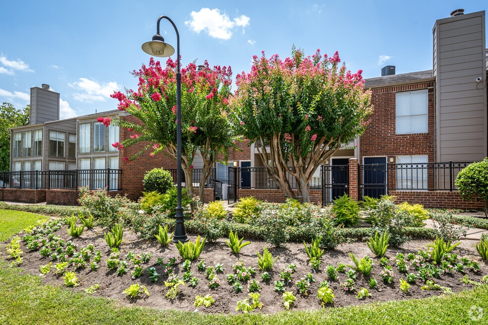 Apartments For Rent Near Houston Christian University - Houston, TX