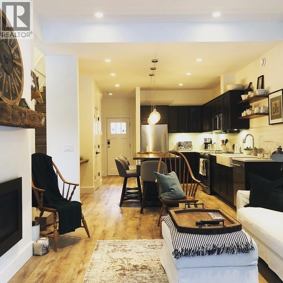 721 Wellington Dr, North Vancouver, BC V7K 1K8 - Maison de Ville à ...