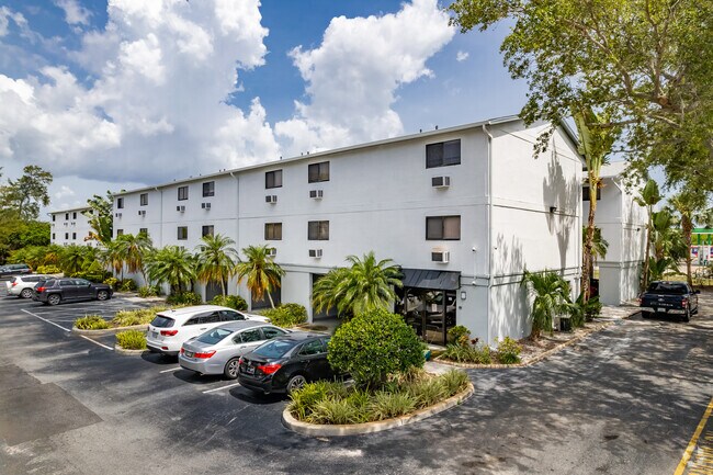 Apartments for Rent with Garages in West Lealman, FL