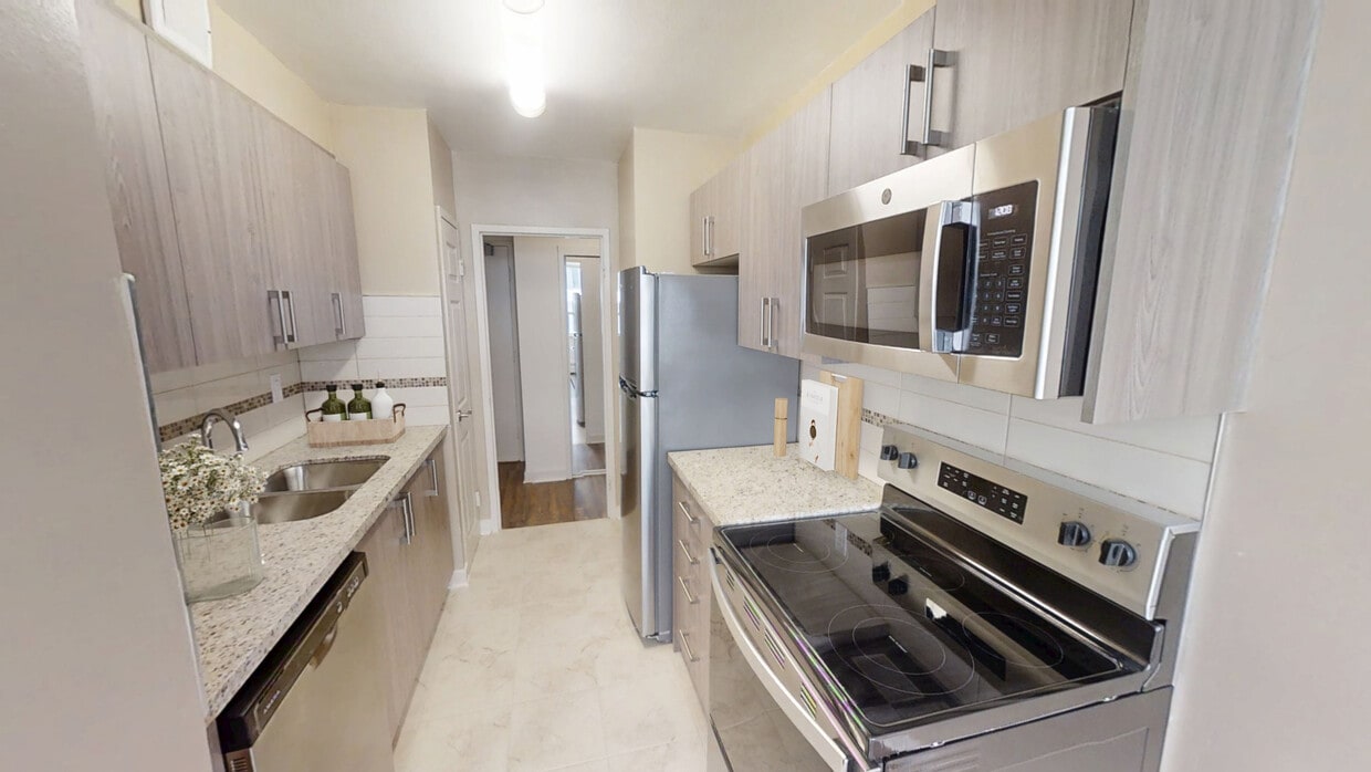 Dunfield and Holly Towers Apartments - 33 Holly St Toronto, ON ...