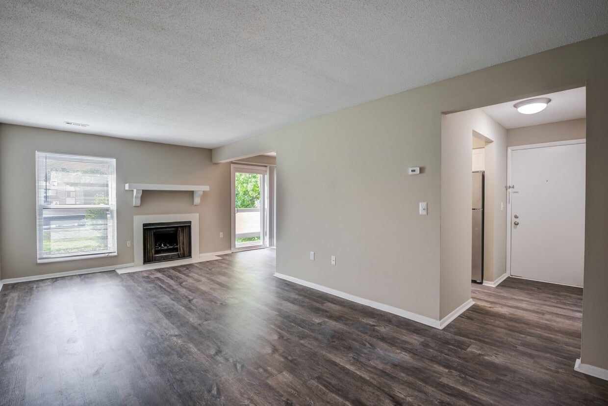 Lakeside Crossing at Eagle Creek Apartments and Townhomes - 3833 Wind ...