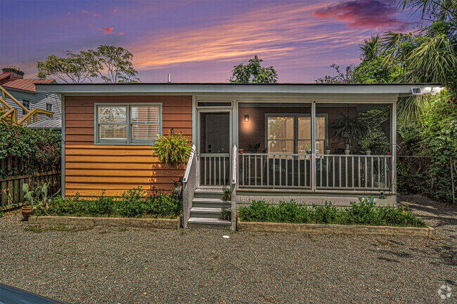 Hampstead Eastside Apartments for Rent with a Living Room - Charleston ...