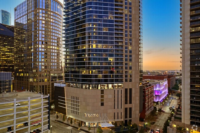Theater District Apartments for Rent with High Ceilings - Houston, TX ...